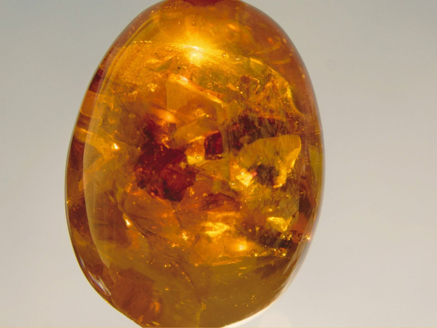 Ámbar (piedra): qué es, significado, propiedades y usos - Enciclopedia ...